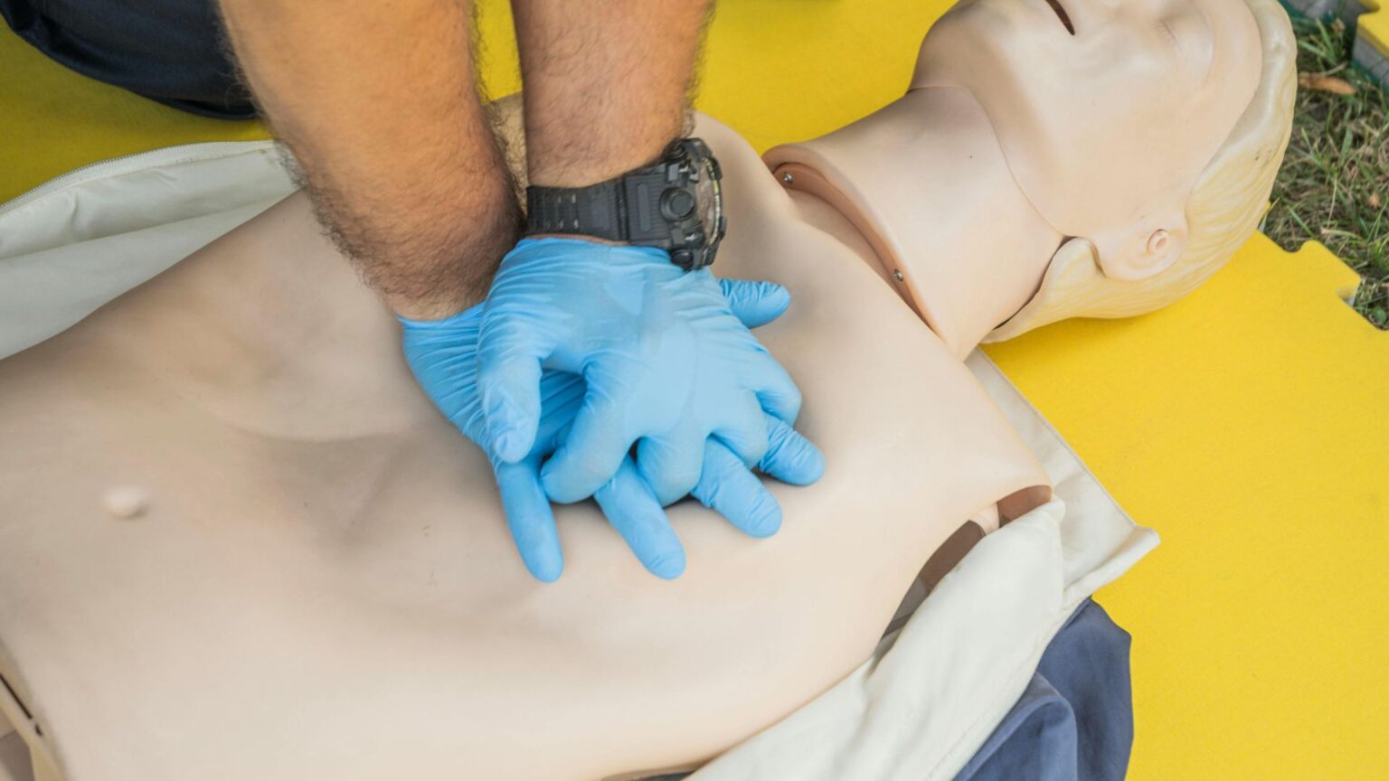 Who Should Perform CPR in a Medical Emergency? Roles and ...